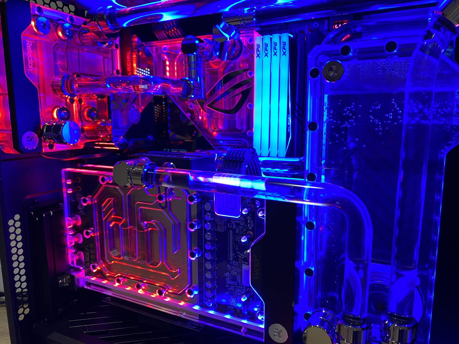 ROG Strix Helios - EKWB » builds.gg