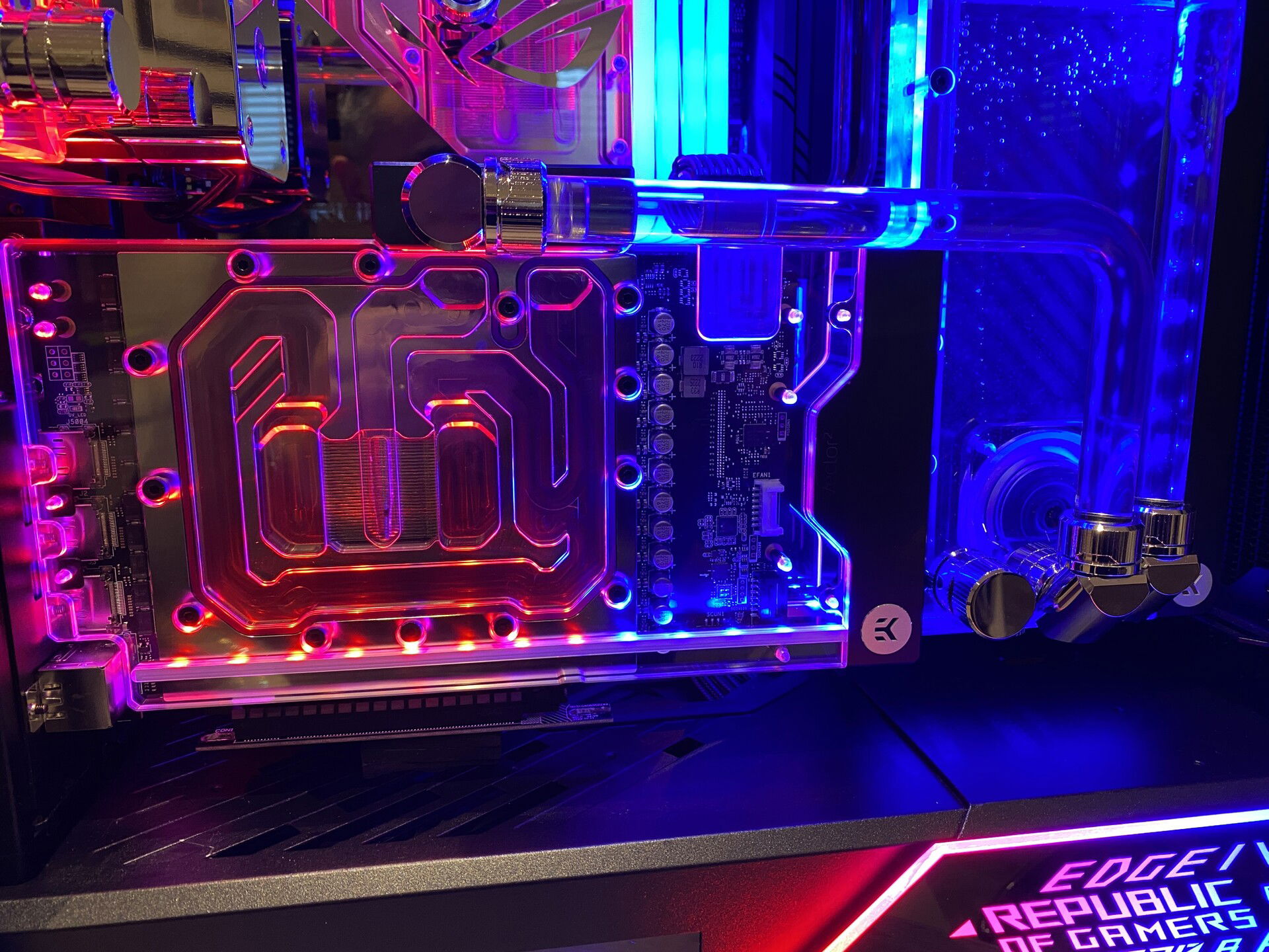 ROG Strix Helios - EKWB » builds.gg