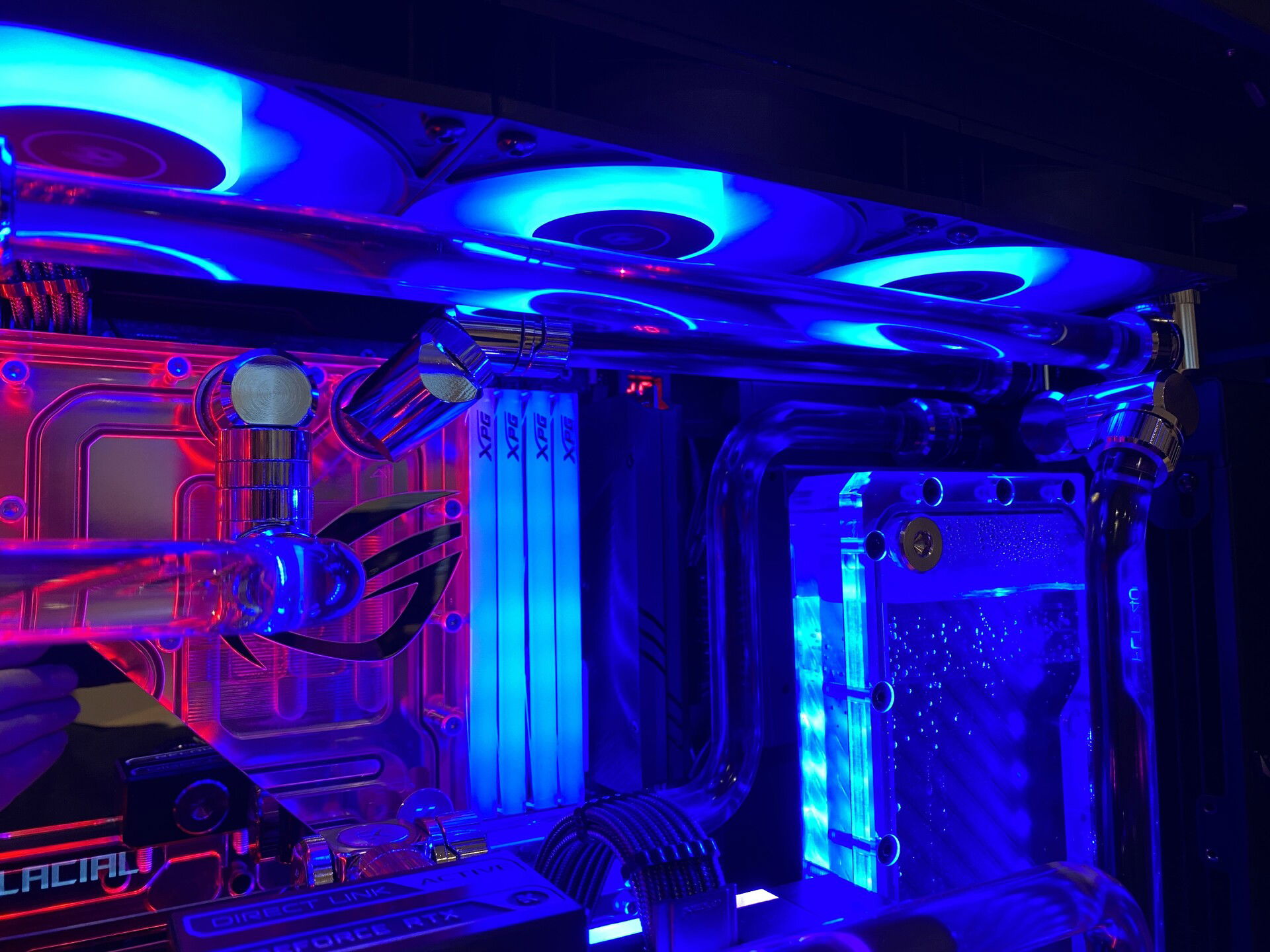 ROG Strix Helios - EKWB » builds.gg