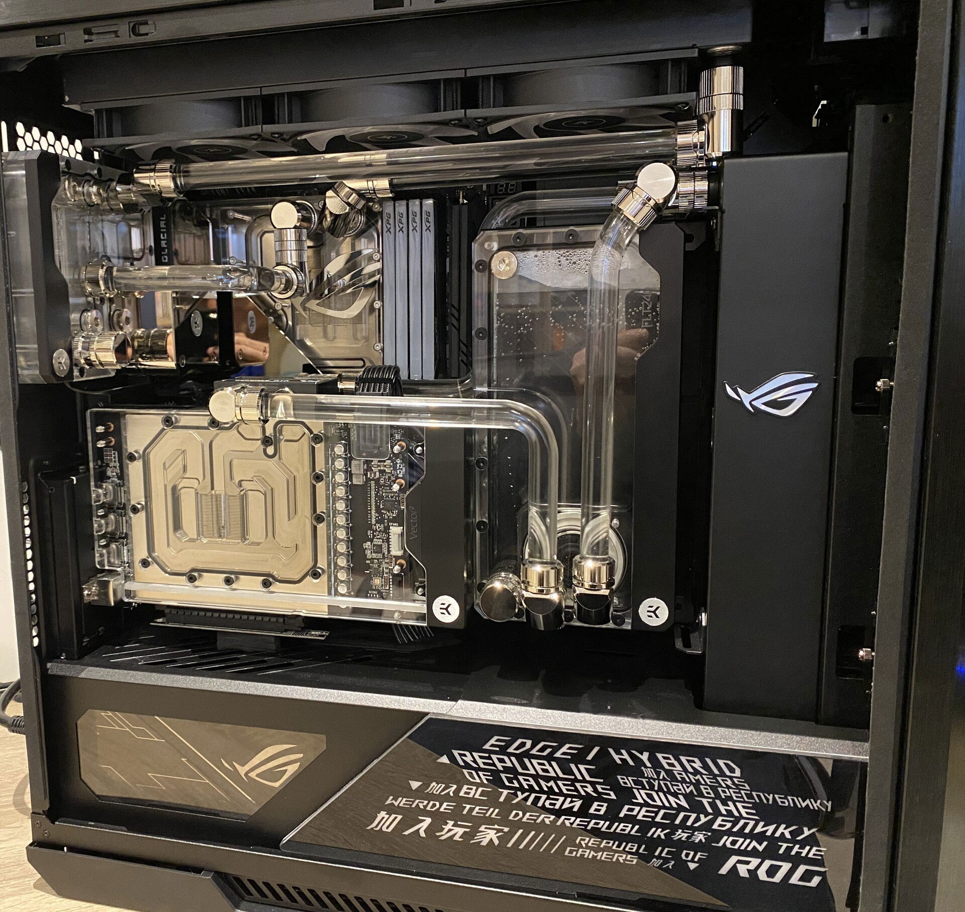 ROG Strix Helios - EKWB » builds.gg