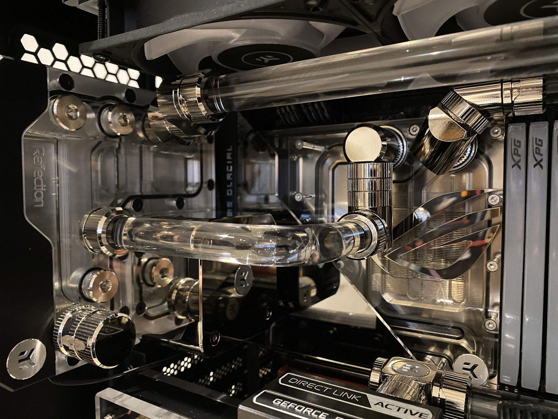 ROG Strix Helios - EKWB » builds.gg