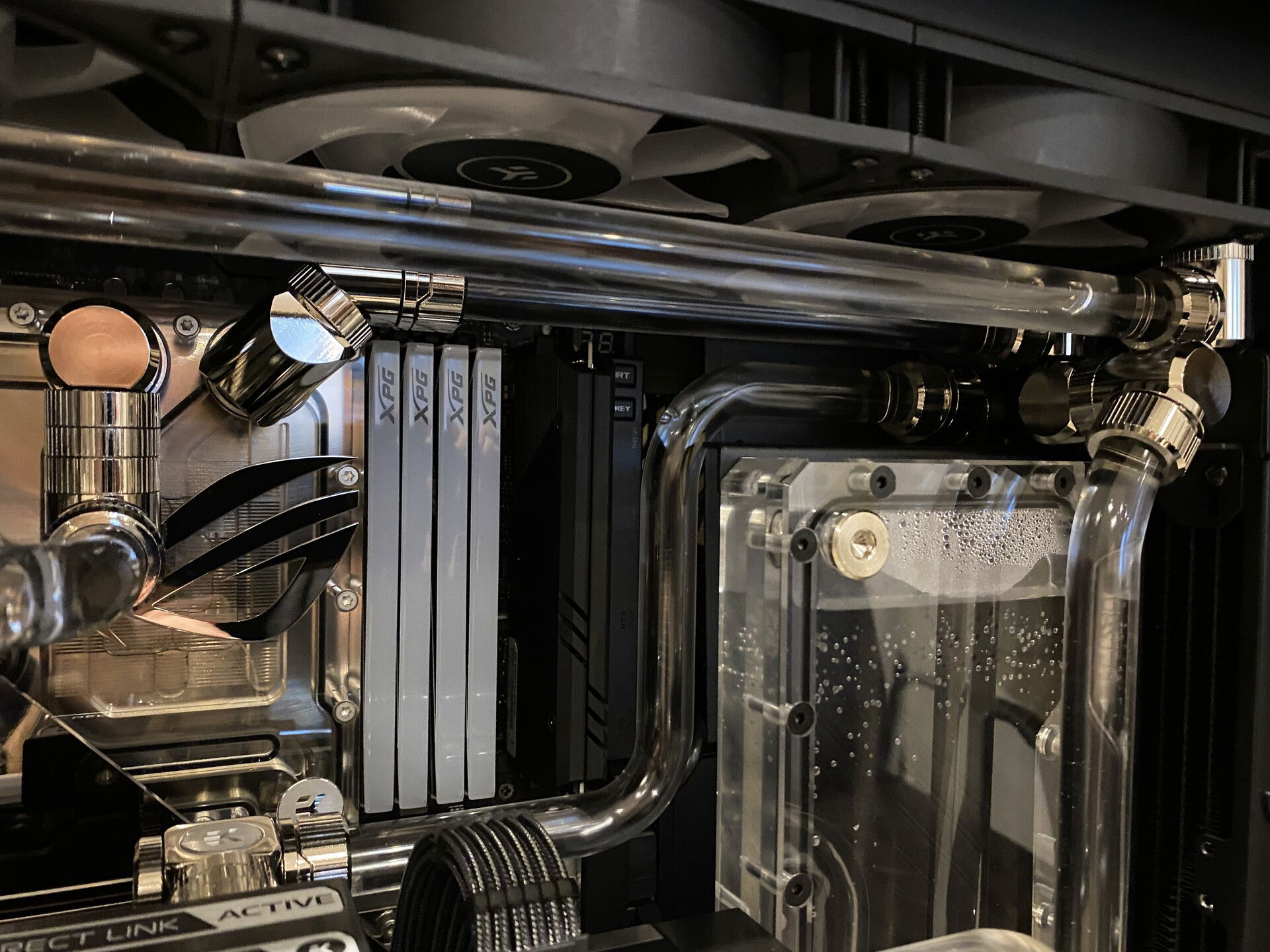 ROG Strix Helios - EKWB » builds.gg