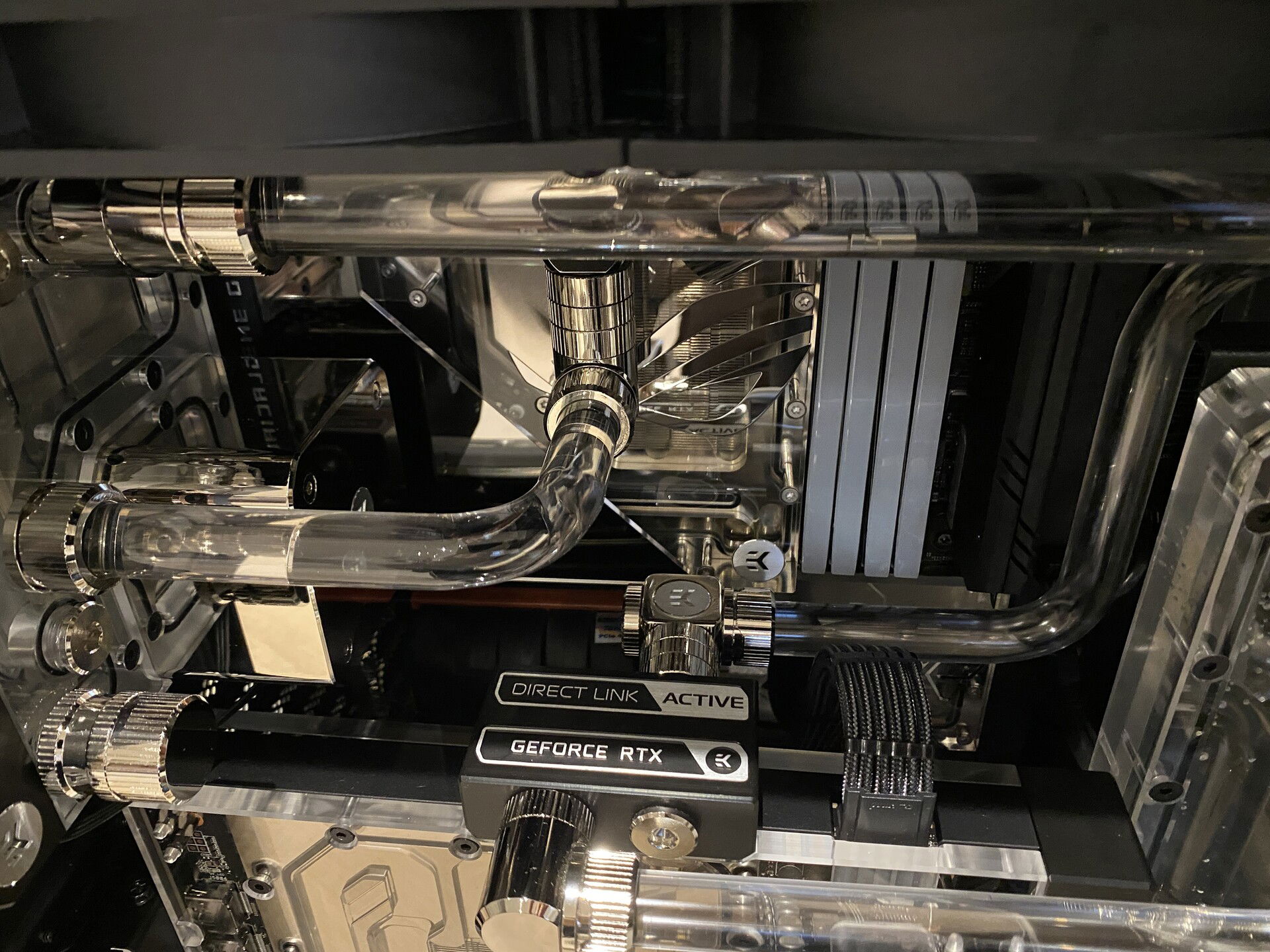 ROG Strix Helios - EKWB » builds.gg