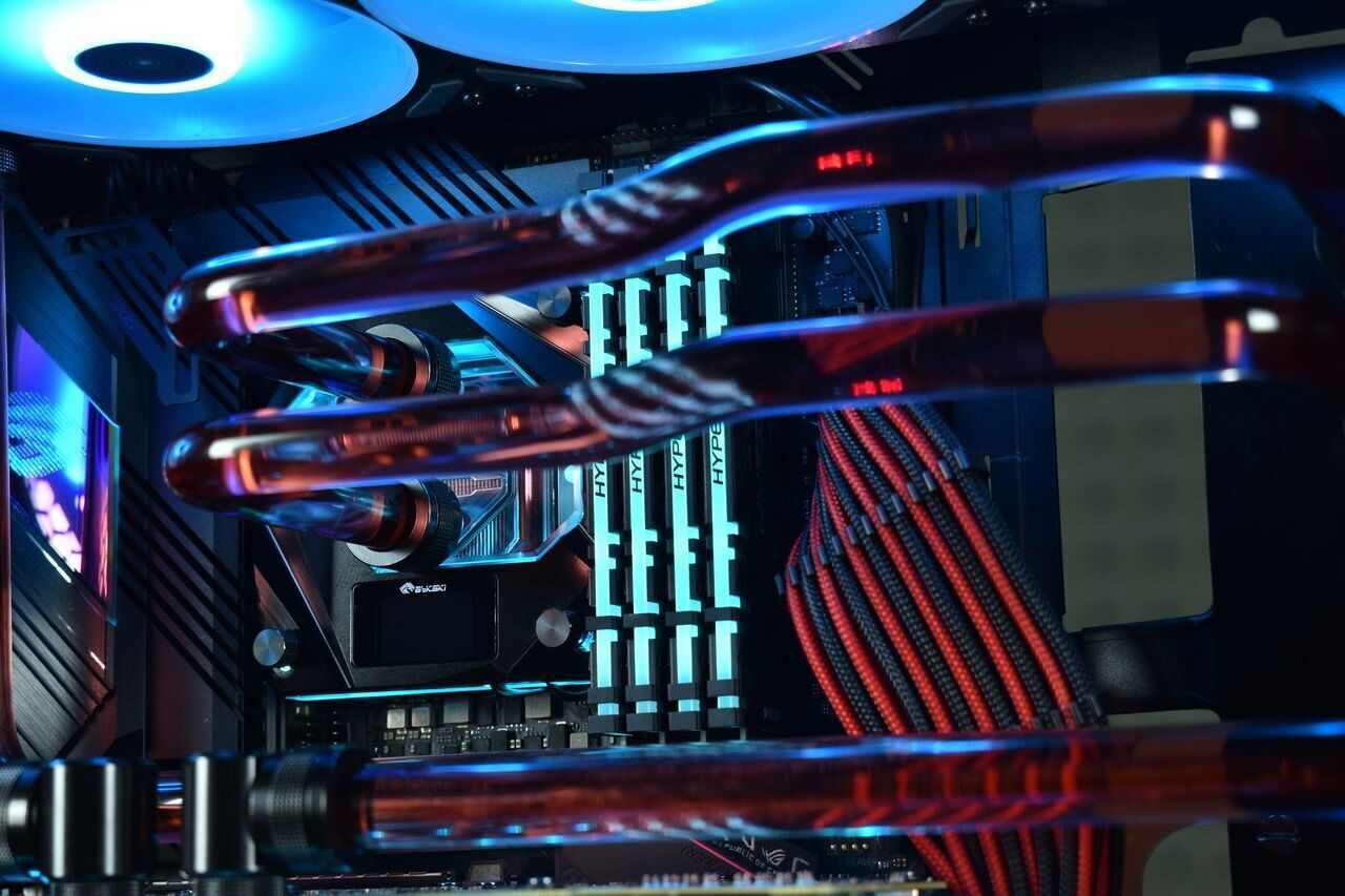 Asus ROG Strix Helios Black+Red » builds.gg