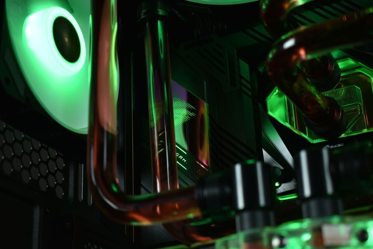 Asus ROG Strix Helios Black+Red » builds.gg