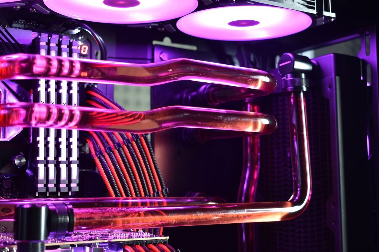 Asus ROG Strix Helios Black+Red » builds.gg