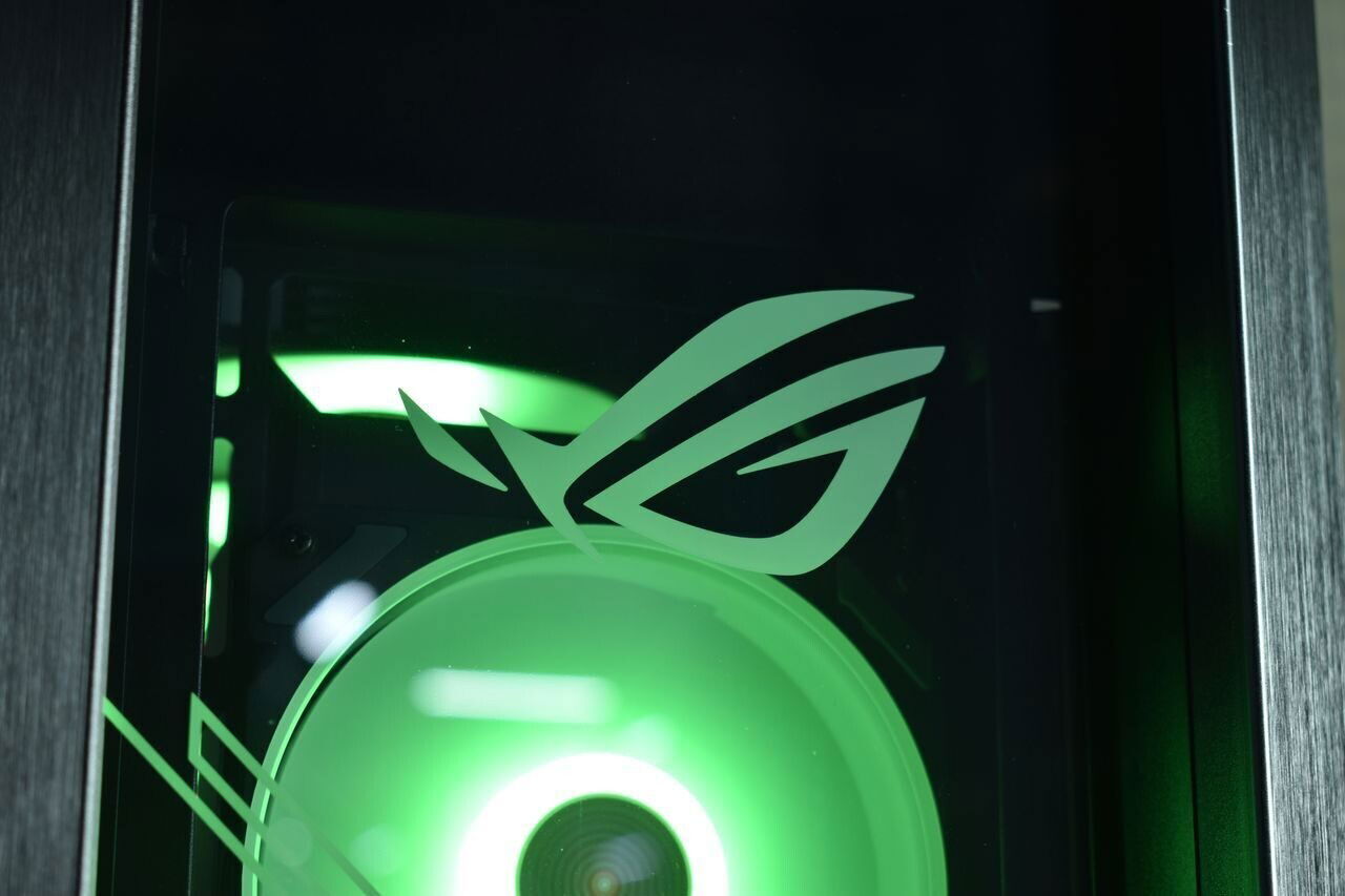 Asus ROG Strix Helios Black+Red » builds.gg