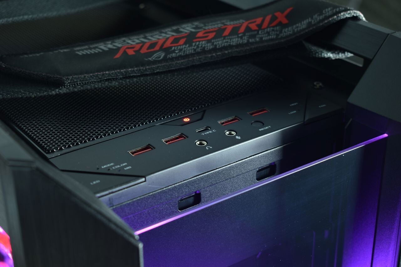 Asus ROG Strix Helios Black+Red » builds.gg