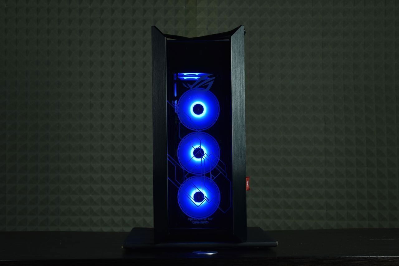 Asus ROG Strix Helios Black+Red » builds.gg