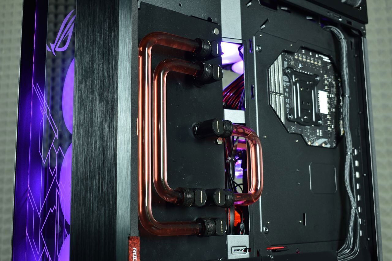 Asus ROG Strix Helios Black+Red » builds.gg
