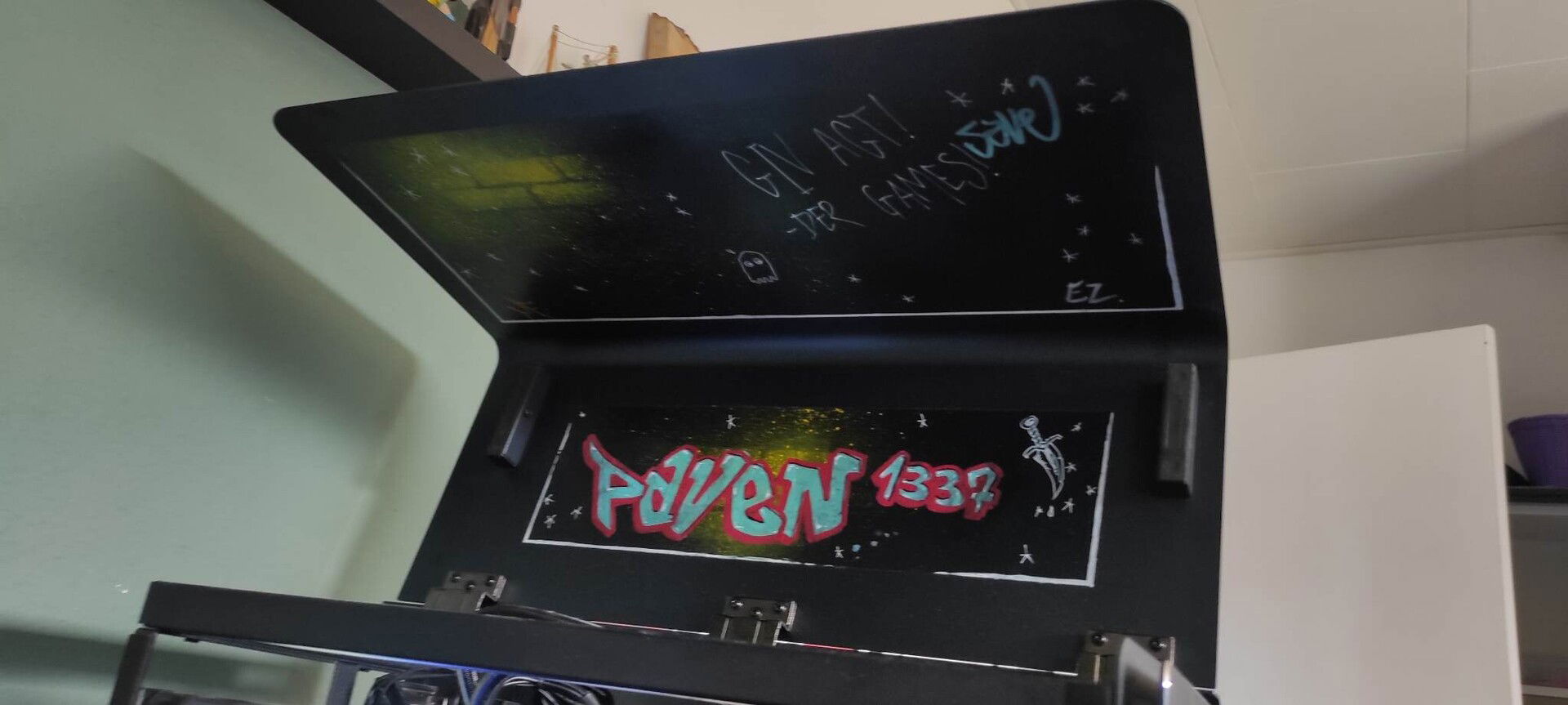 Old school graffiti and gamer references » builds.gg