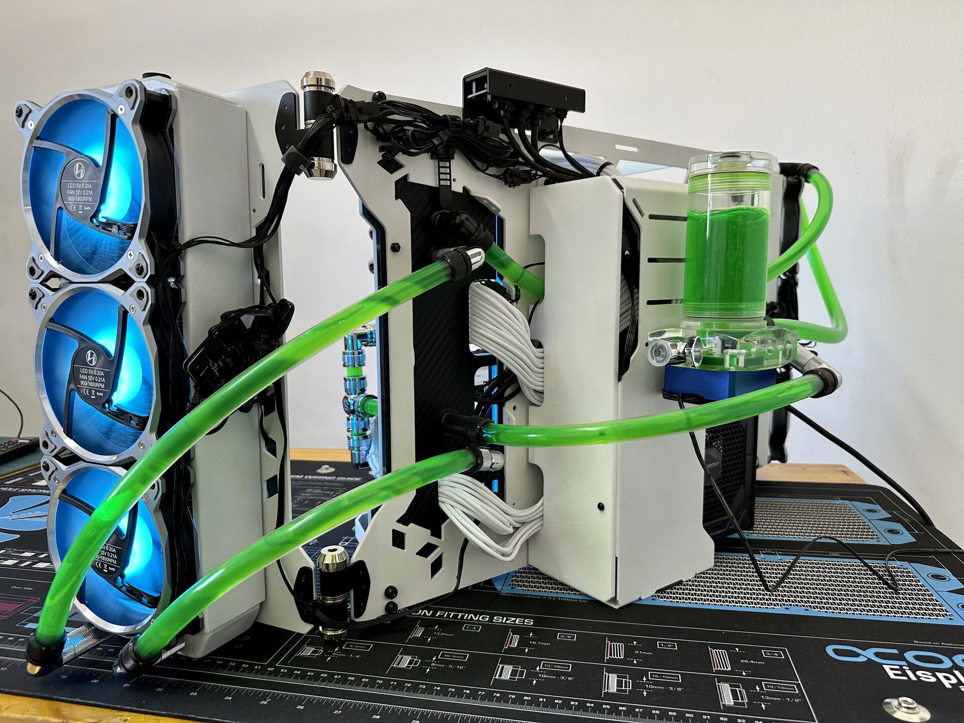 K1ng Stream Cooler Master Masterframe 700 » builds.gg