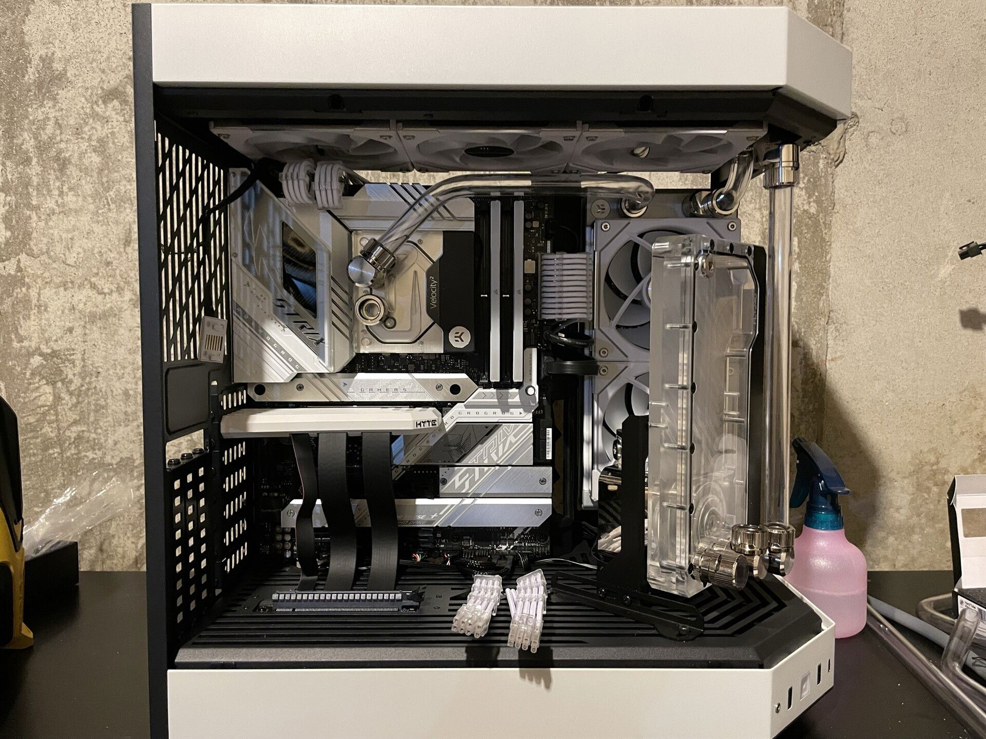 All White Hyte Y60 - Full Custom Loop » builds.gg