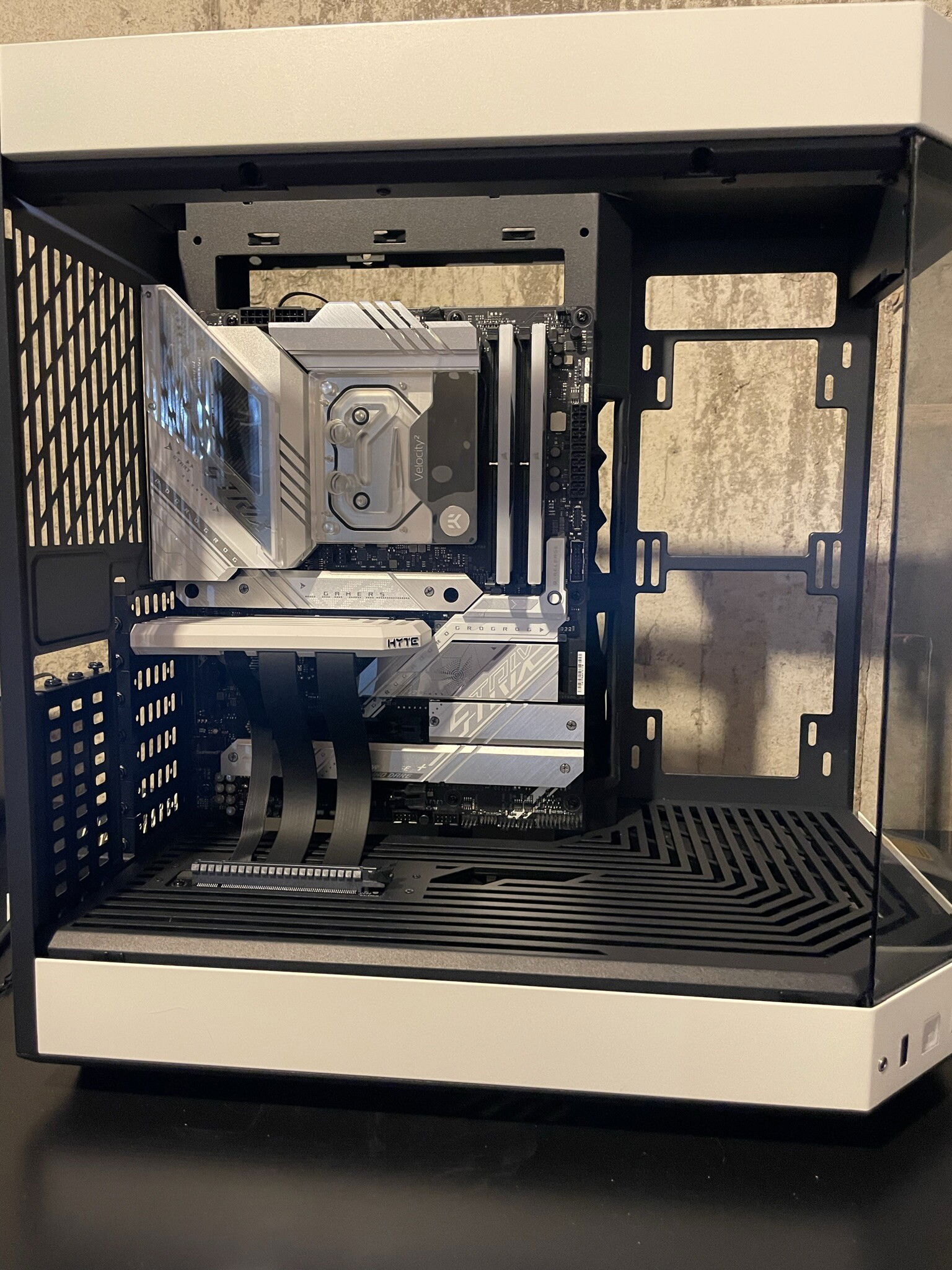 All White Hyte Y60 - Full Custom Loop » builds.gg