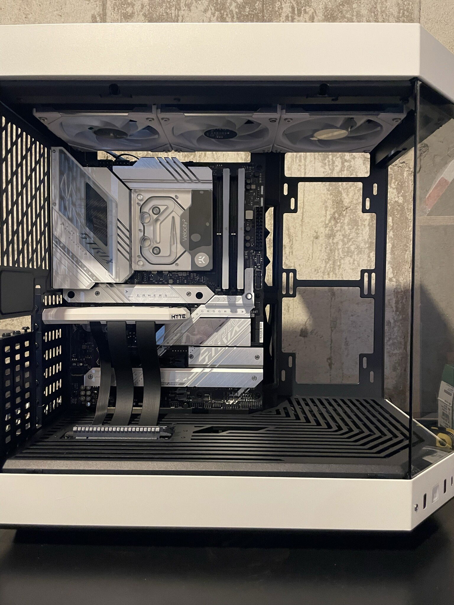 All White Hyte Y60 - Full Custom Loop » builds.gg