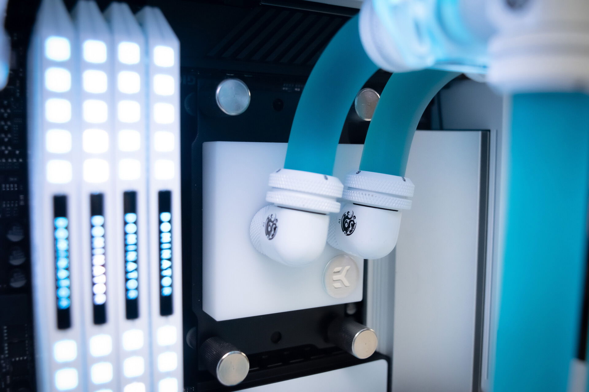 ChillyRig V.4 - Inverted Wall-Mounted Workstation » builds.gg