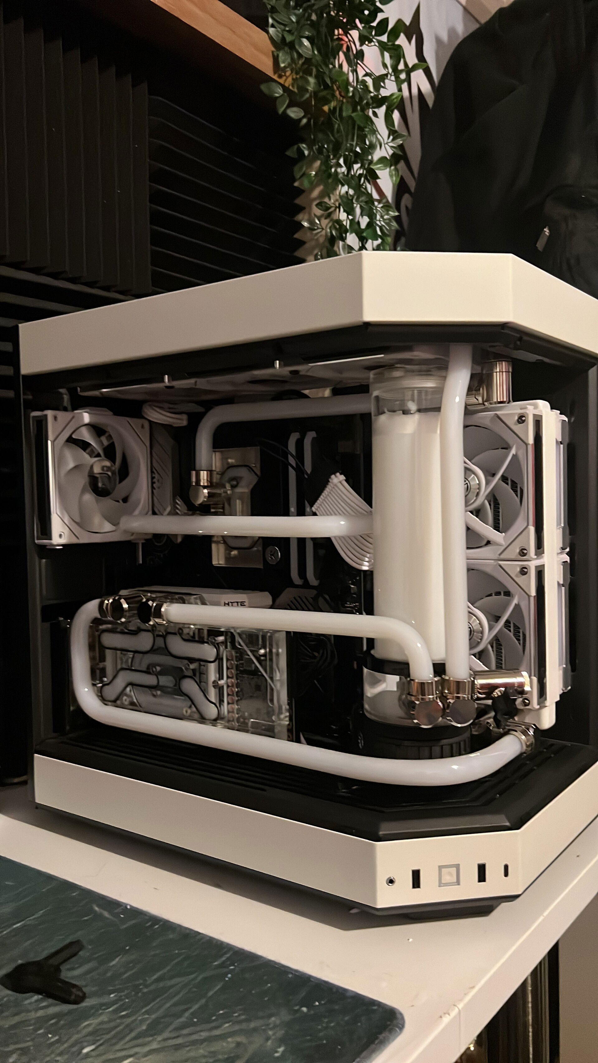 Hyte Y60 custom loop » builds.gg