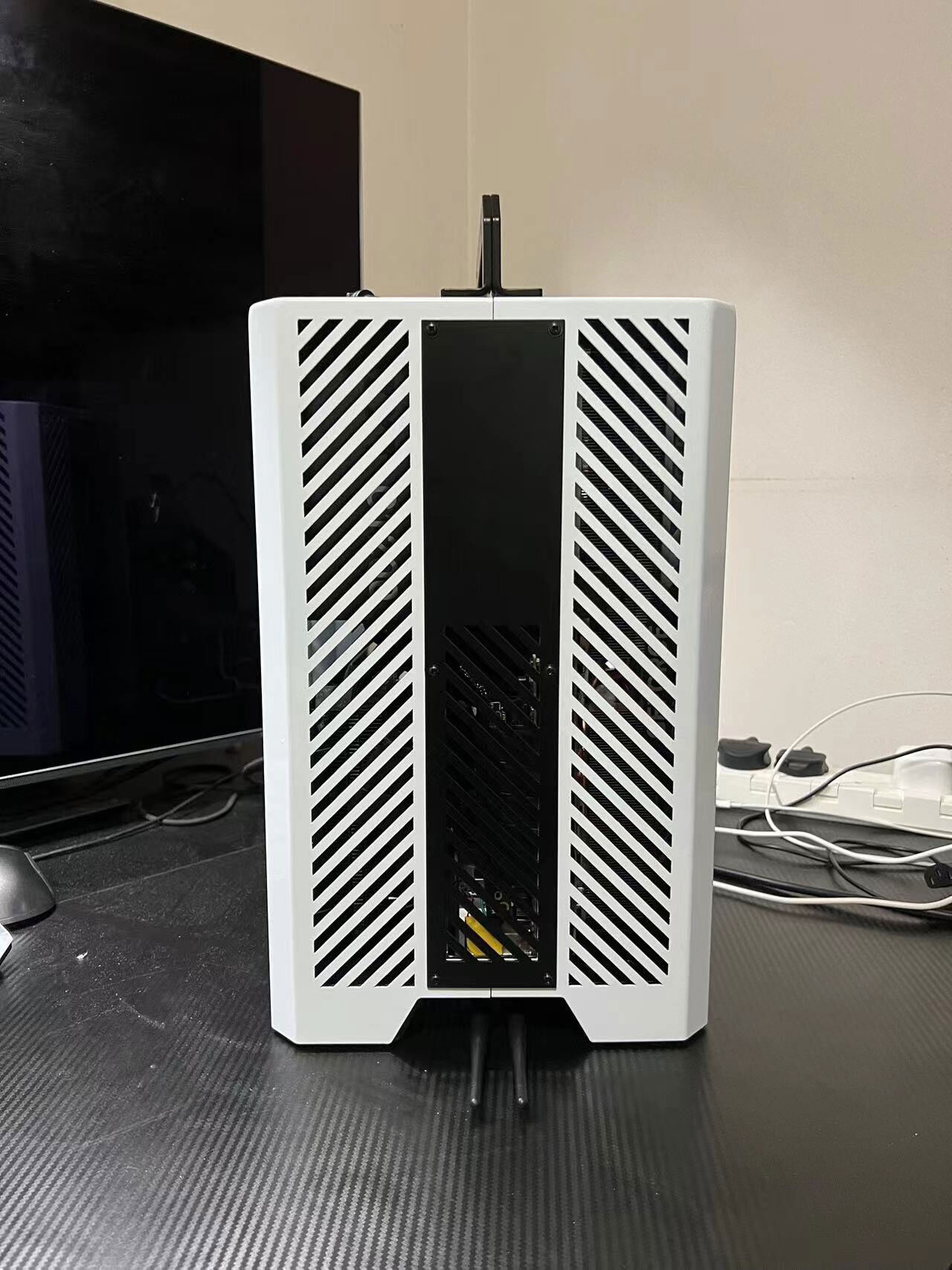 My custom ITX open case » builds.gg