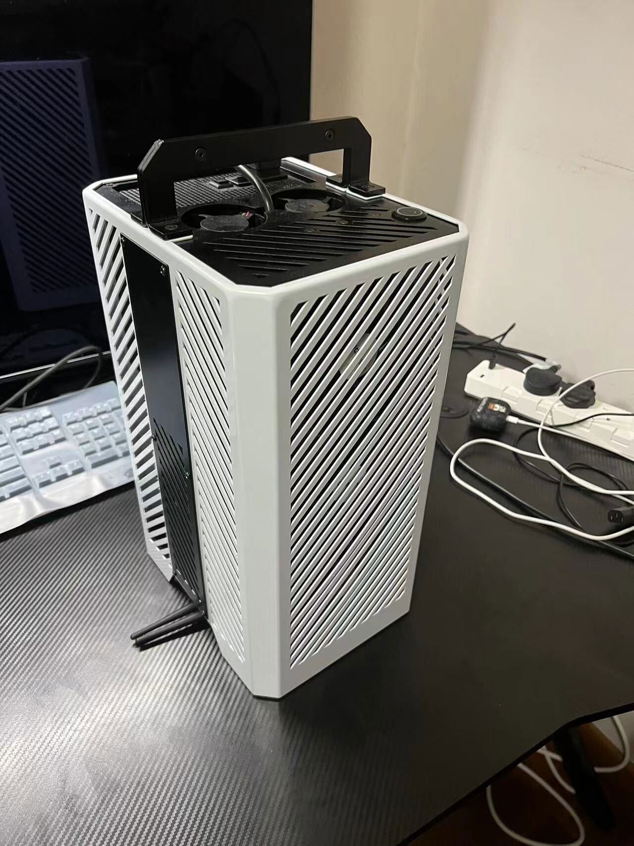 My custom ITX open case » builds.gg
