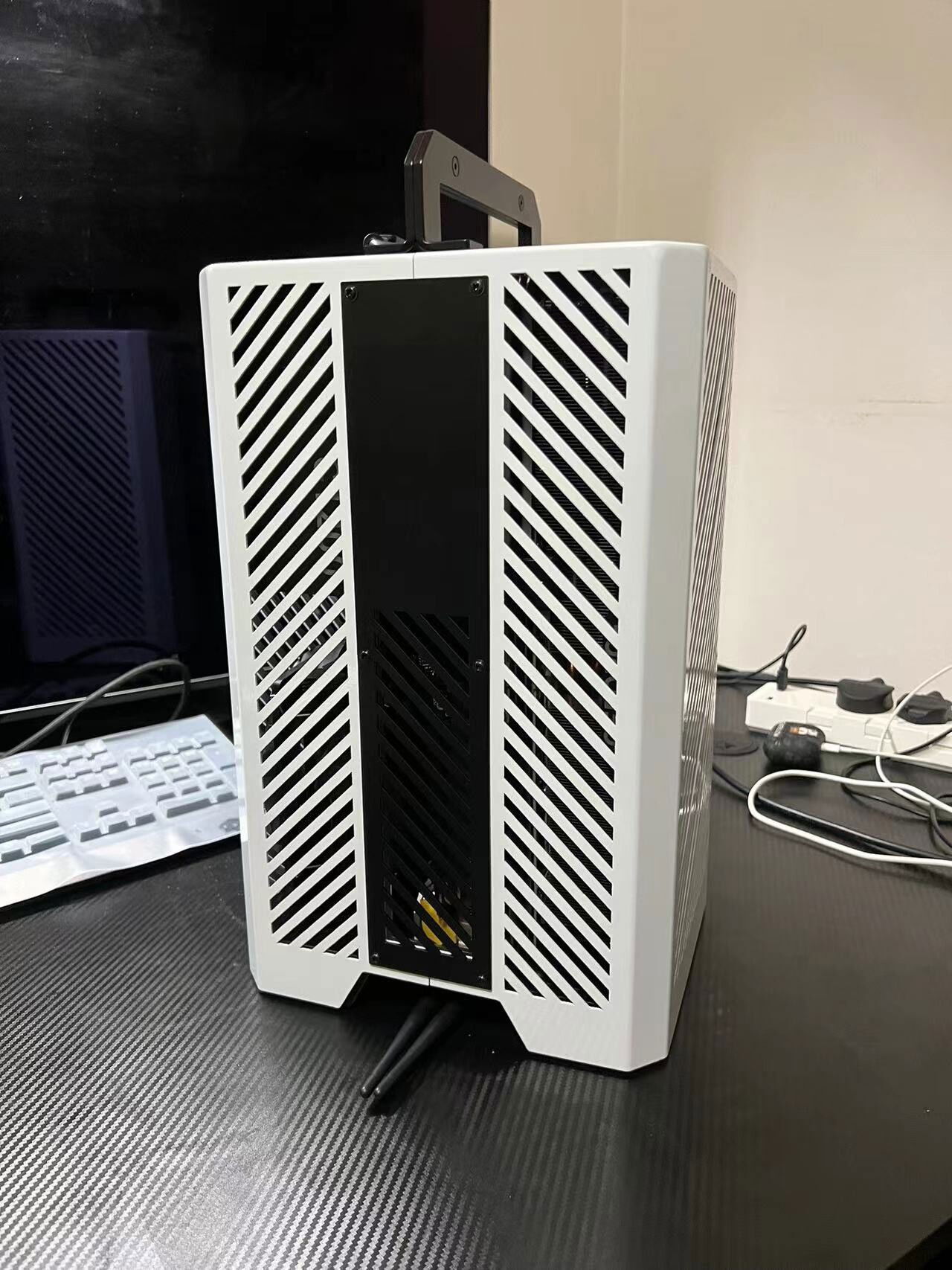 My custom ITX open case » builds.gg