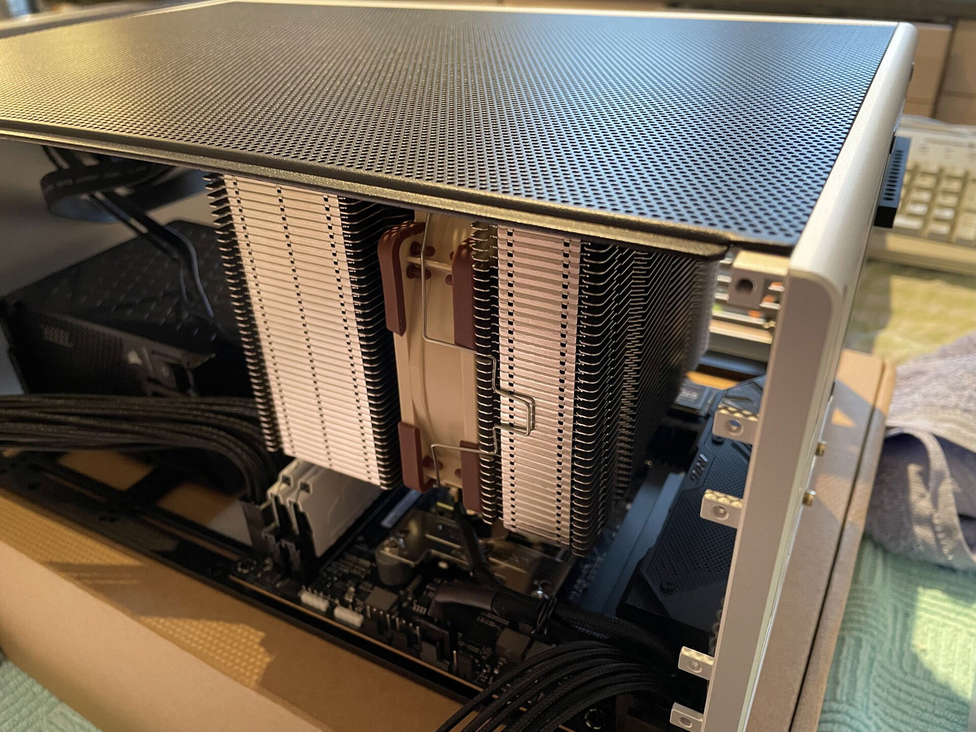 Silver Air-NCase M2 + RTX 5080 » builds.gg