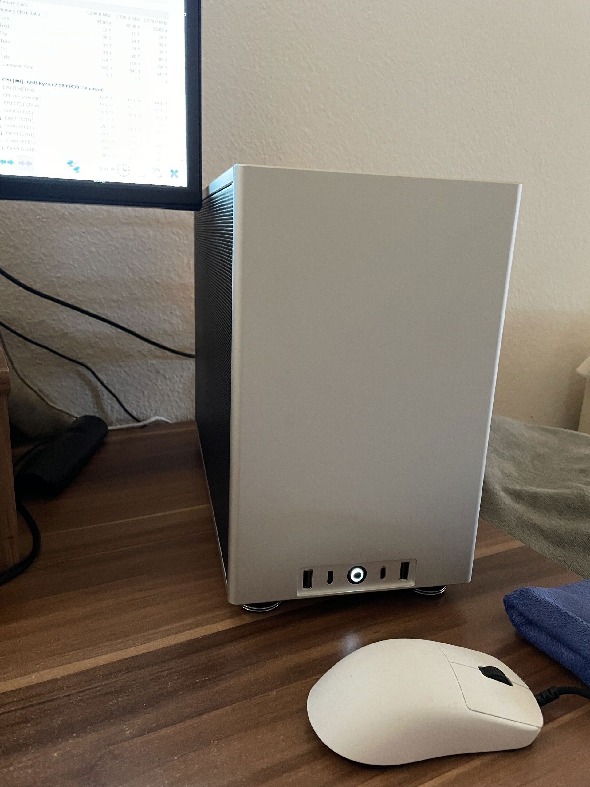 Silver Air-NCase M2 + RTX 5080 » builds.gg