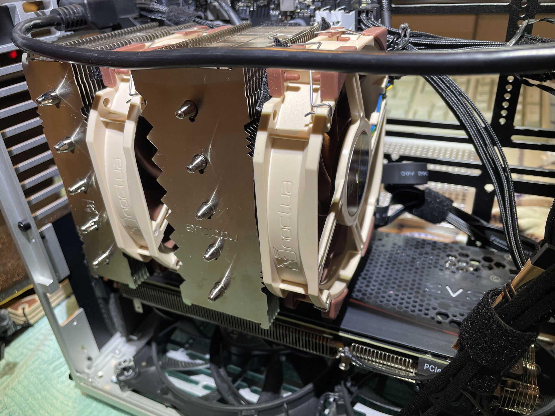 Silver Air-NCase M2 + RTX 5080 » builds.gg