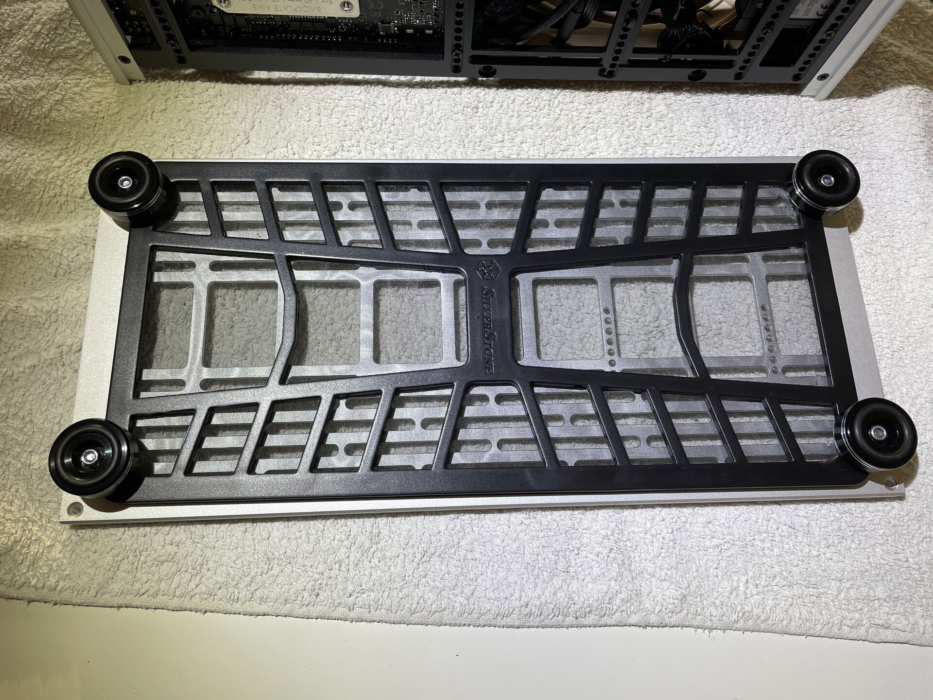 Silver Air-NCase M2 + RTX 5080 » builds.gg