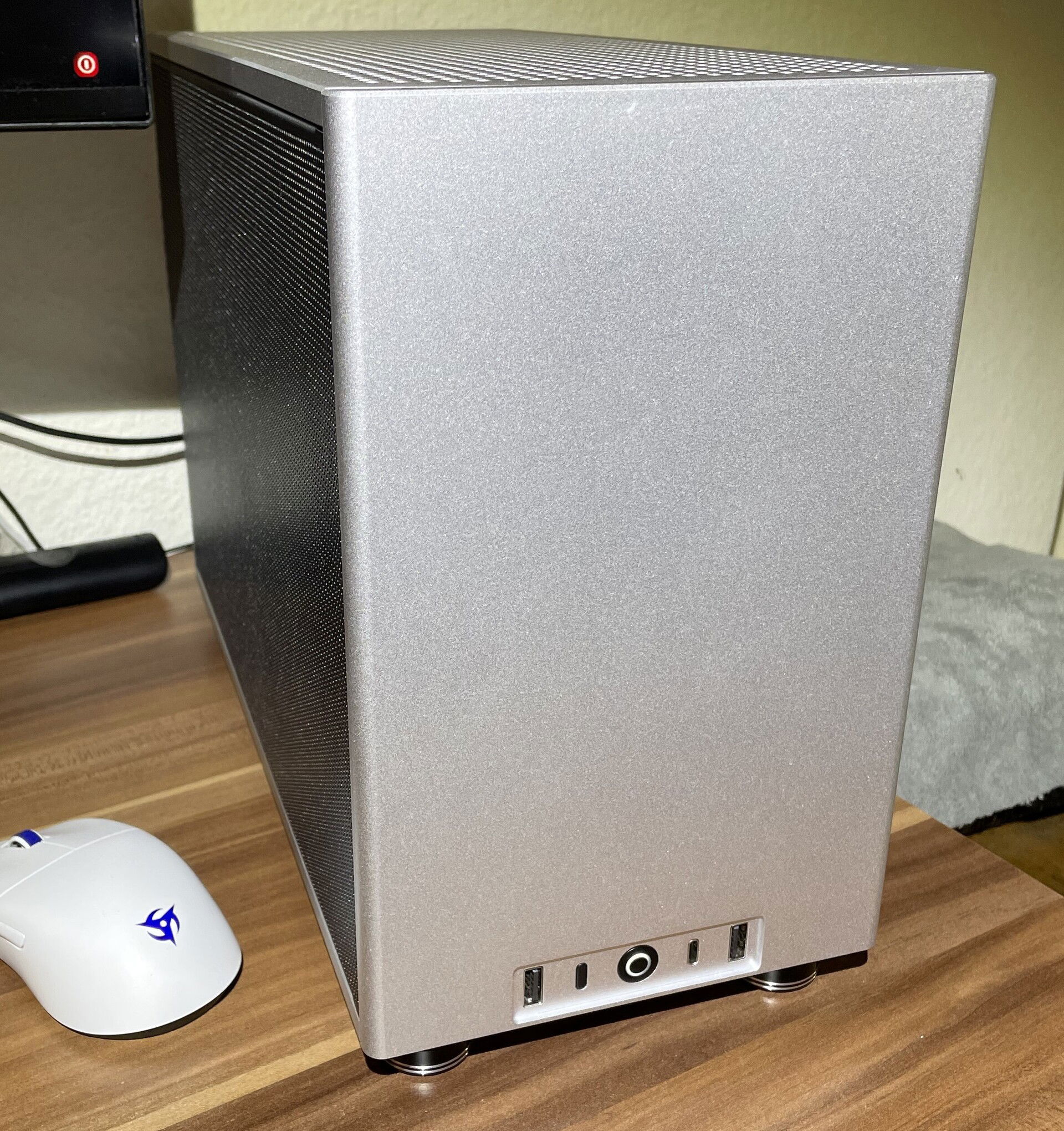 Silver Air-NCase M2 + RTX 5080 » builds.gg