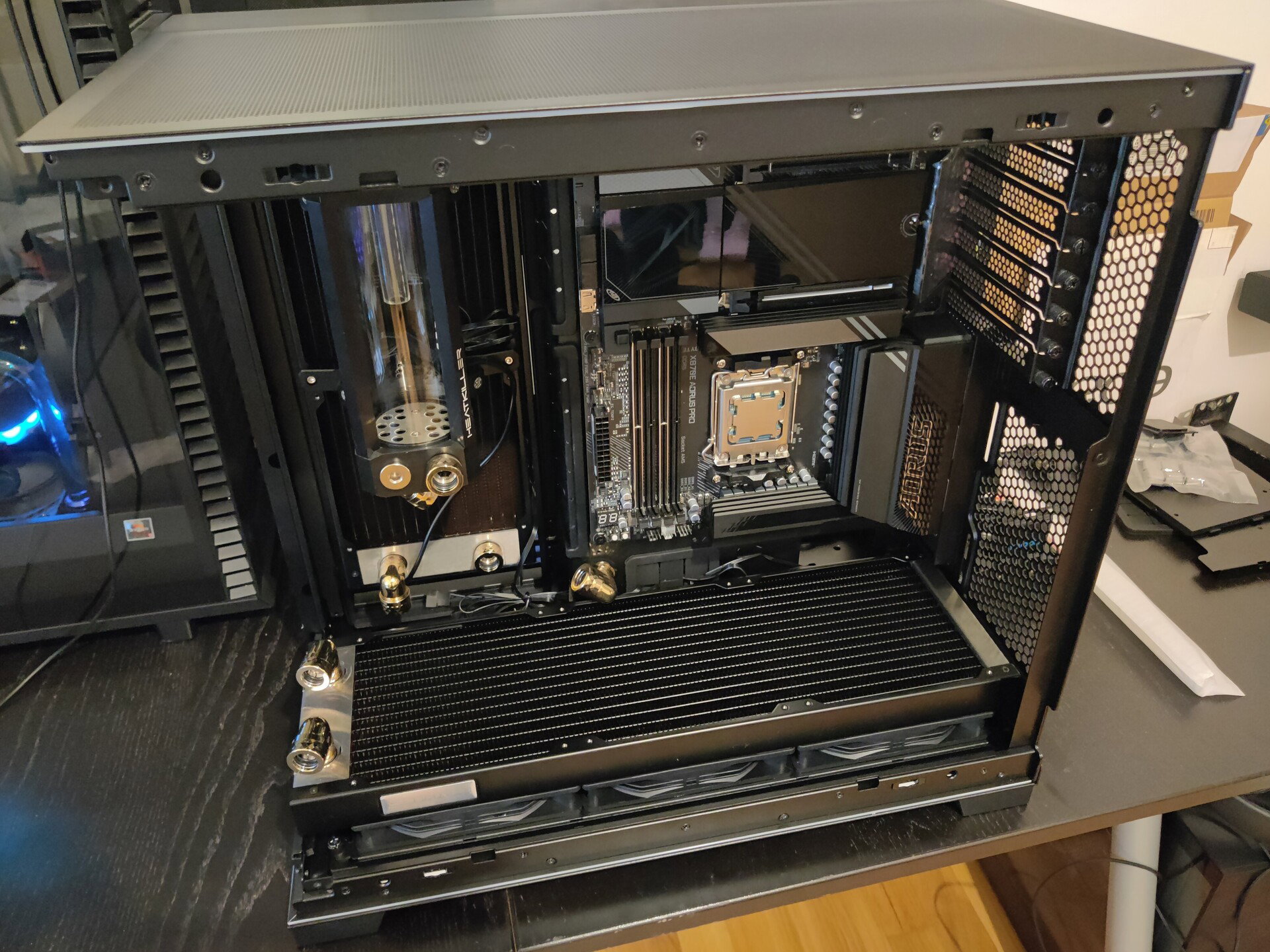 Lian Li O11 Dynamic EVO RGB Black/Gold » builds.gg