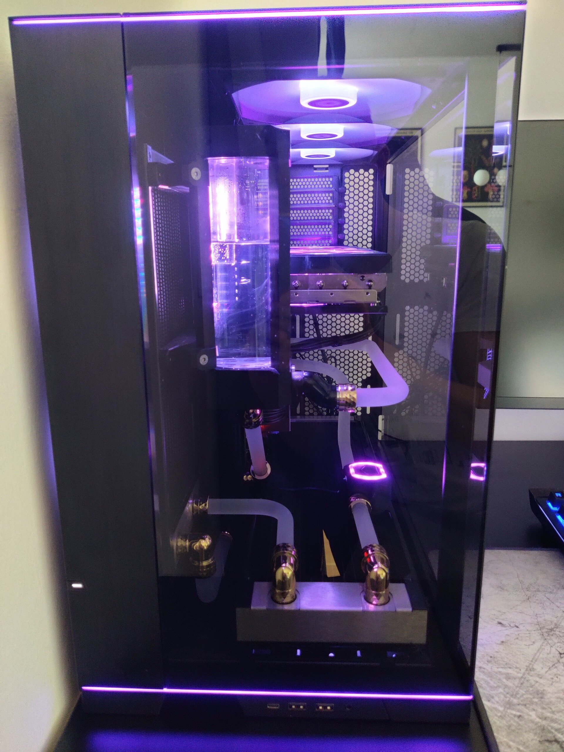 Lian Li O11 Dynamic EVO RGB Black/Gold » builds.gg