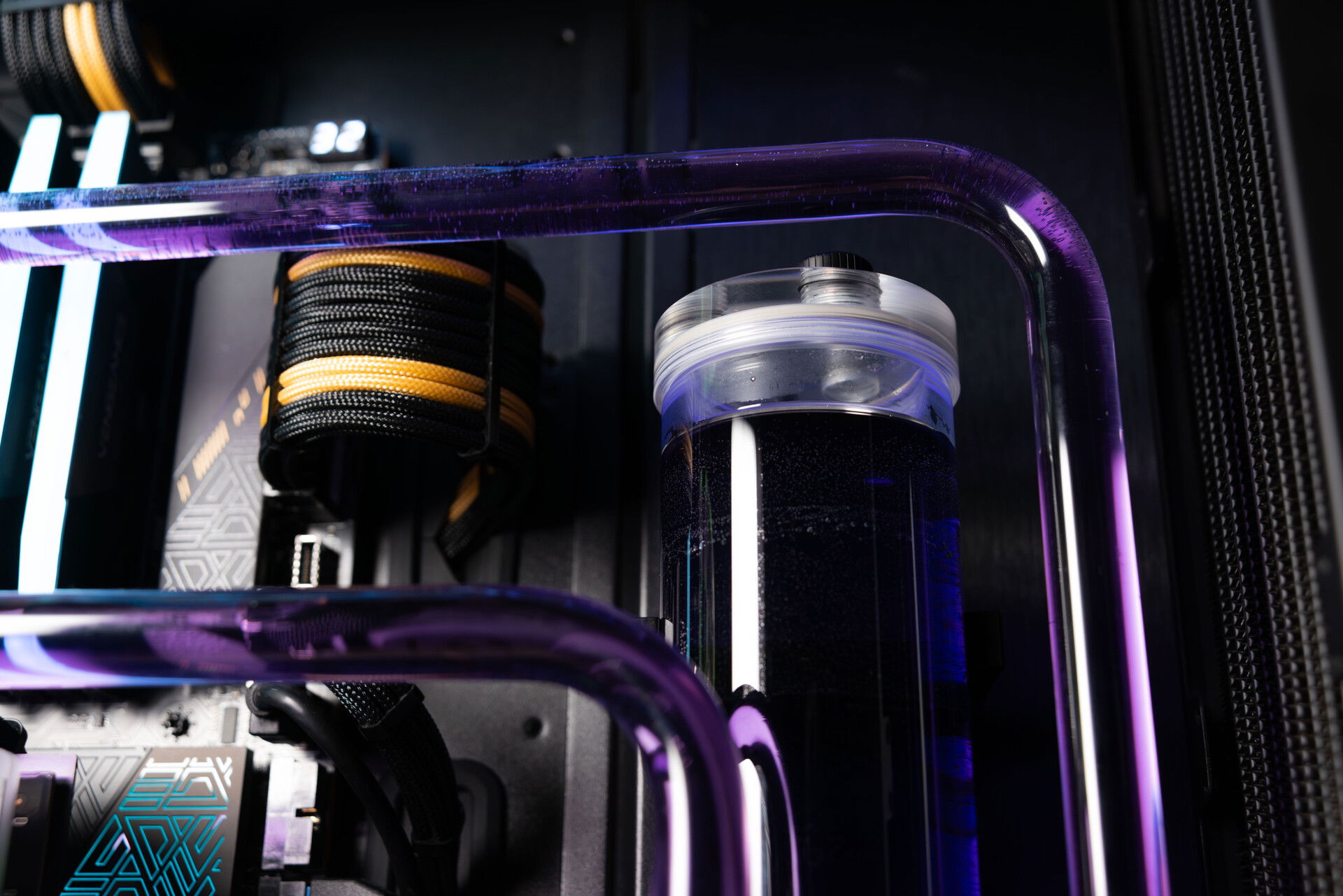 Fractal Design clean looking custom loop&cables build » builds.gg