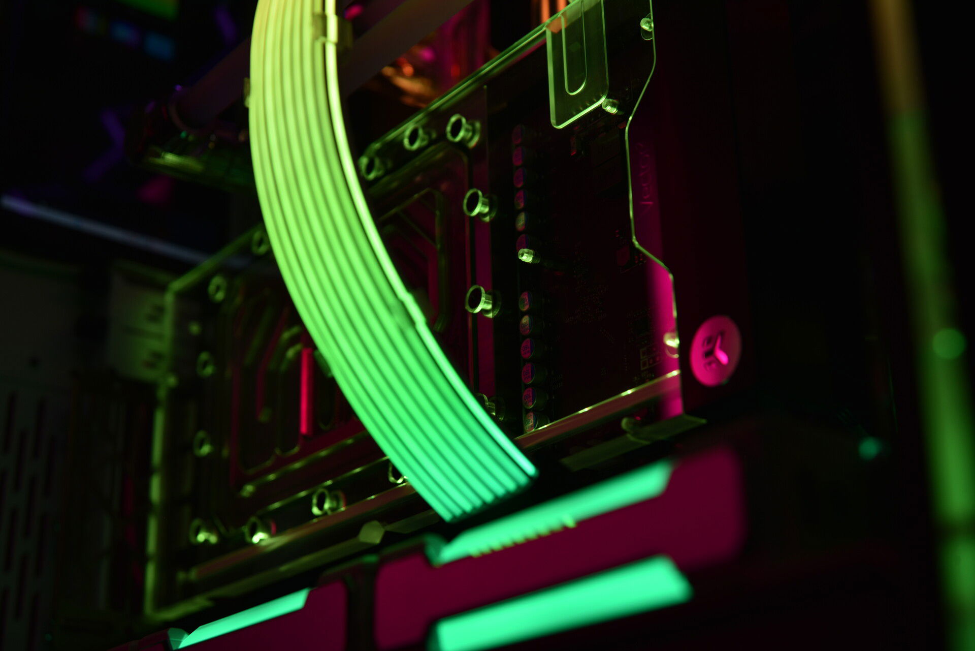 Lian Li custom loop PC: 13900K, RTX4090, awesome RGB (check vid ...