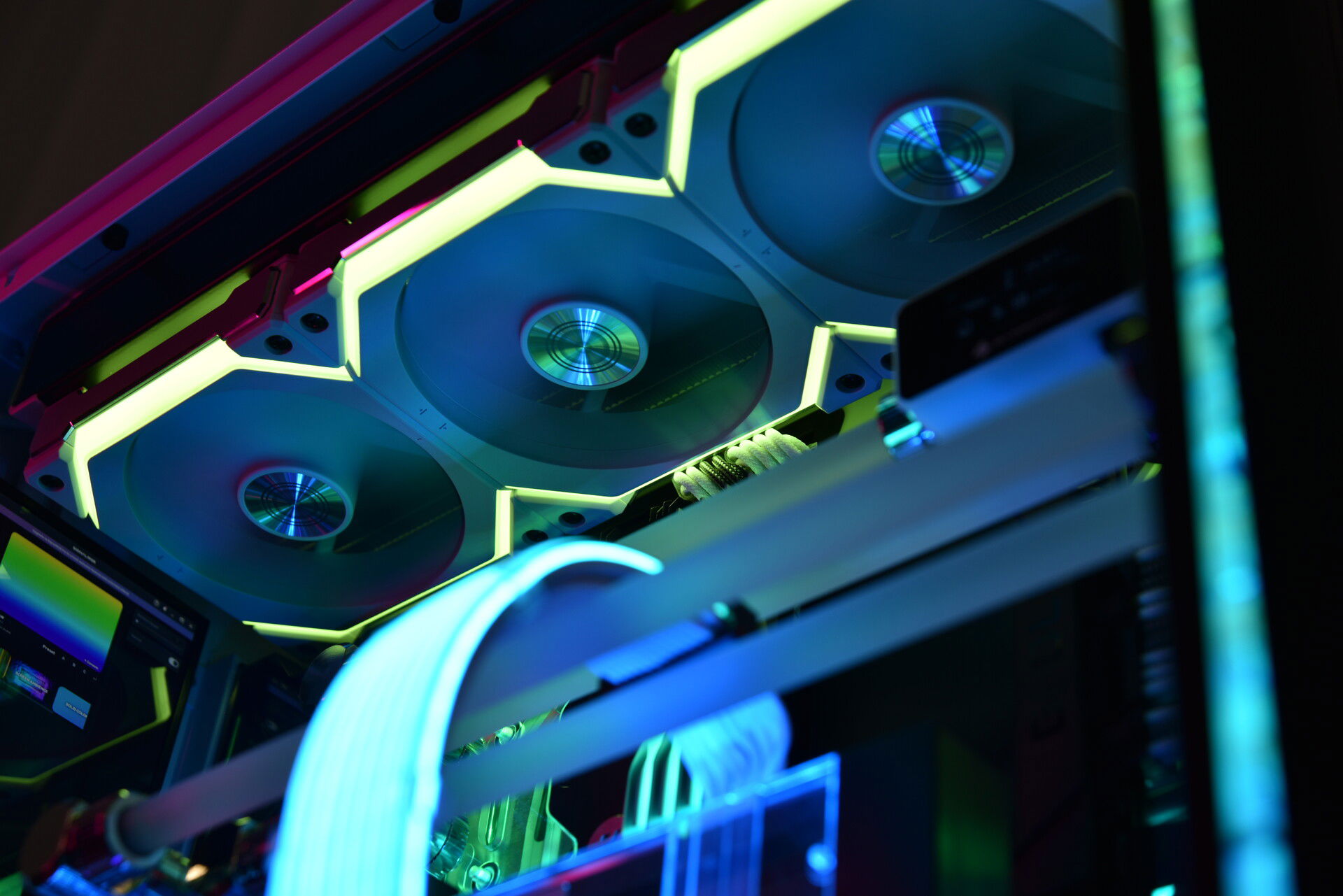 Lian Li custom loop PC: 13900K, RTX4090, awesome RGB (check vid ...