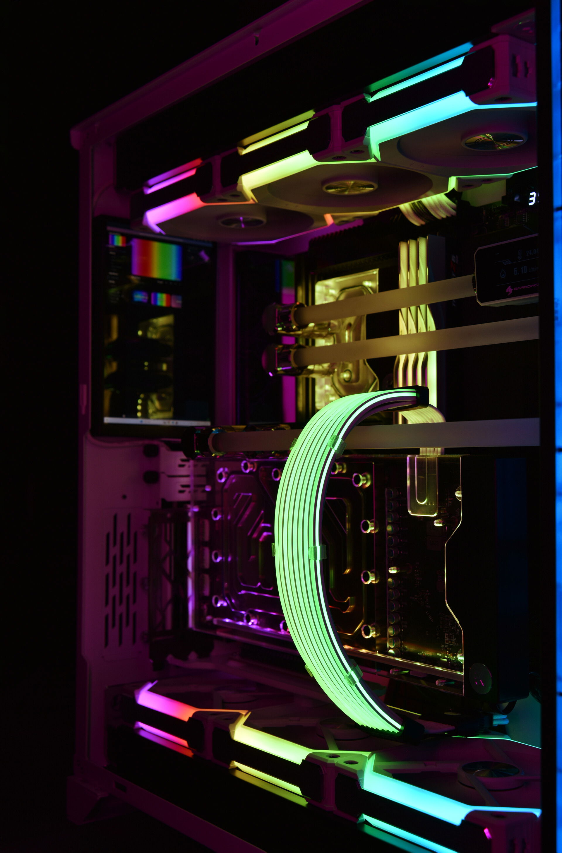 Lian Li custom loop PC: 13900K, RTX4090, awesome RGB (check vid ...