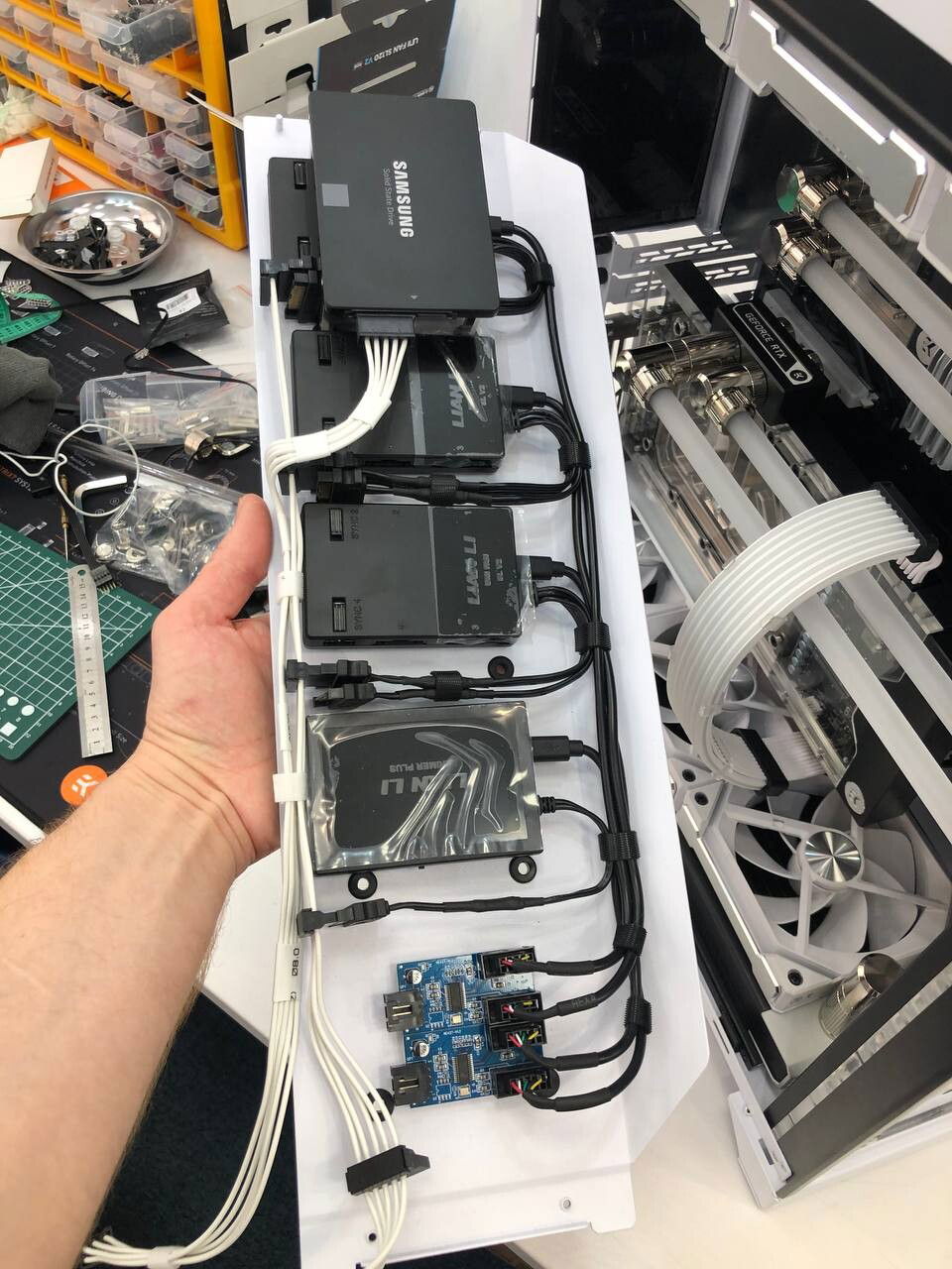 Lian Li custom loop PC: 13900K, RTX4090, awesome RGB (check vid ...