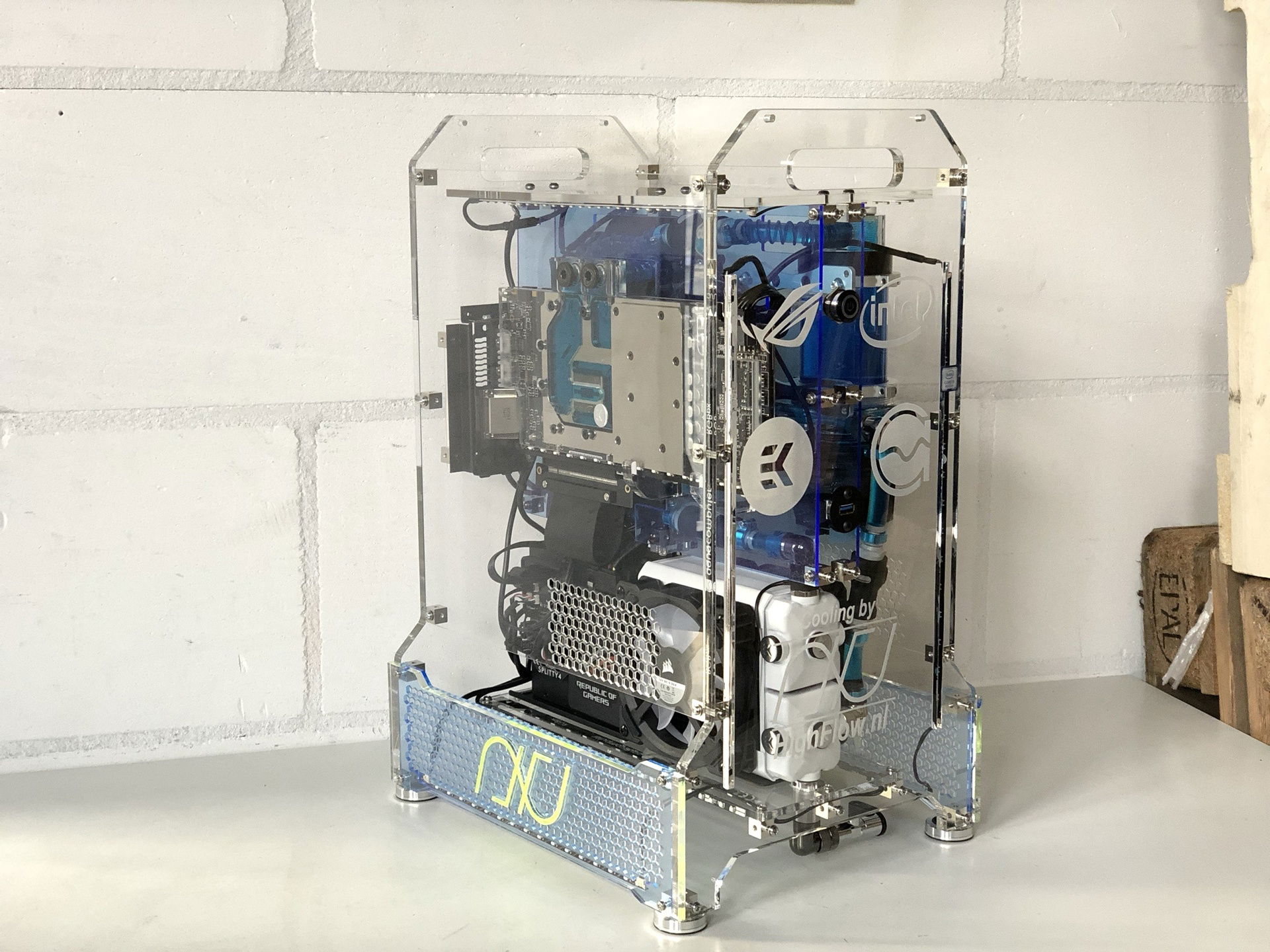 Portable mini ITX system from Acrylic » builds.gg