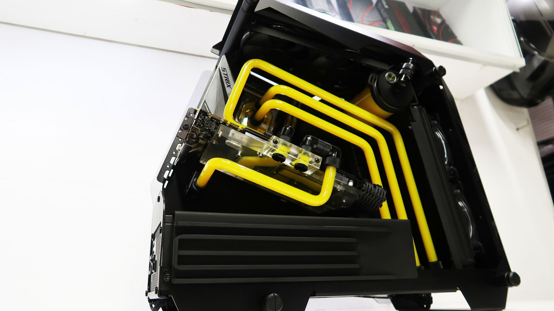 Custom Pc Build #51" Rogue " Cougar Conquer Essence » builds.gg