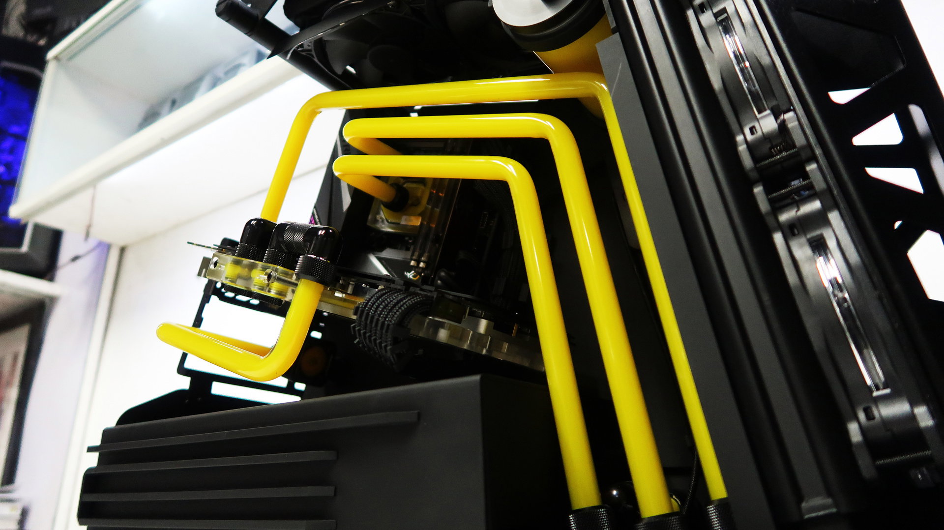 Custom Pc Build #51" Rogue " Cougar Conquer Essence » builds.gg