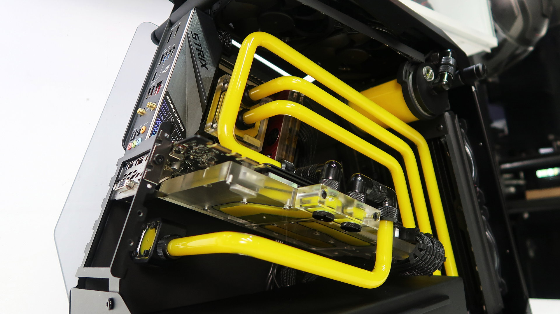 Custom Pc Build #51" Rogue " Cougar Conquer Essence » builds.gg